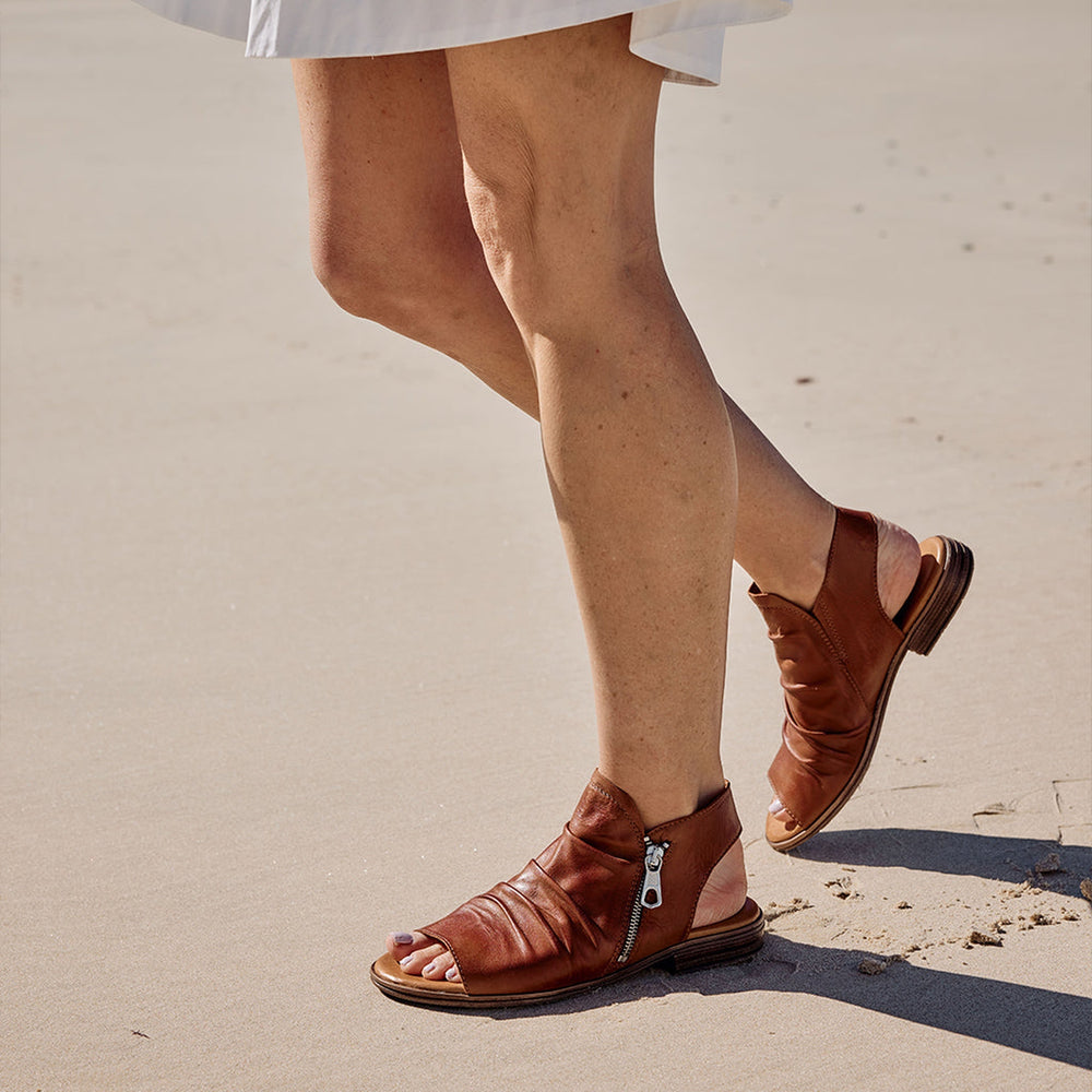 EOS Kami | Women | Functional Metal Zipper Outside Leather Ruched